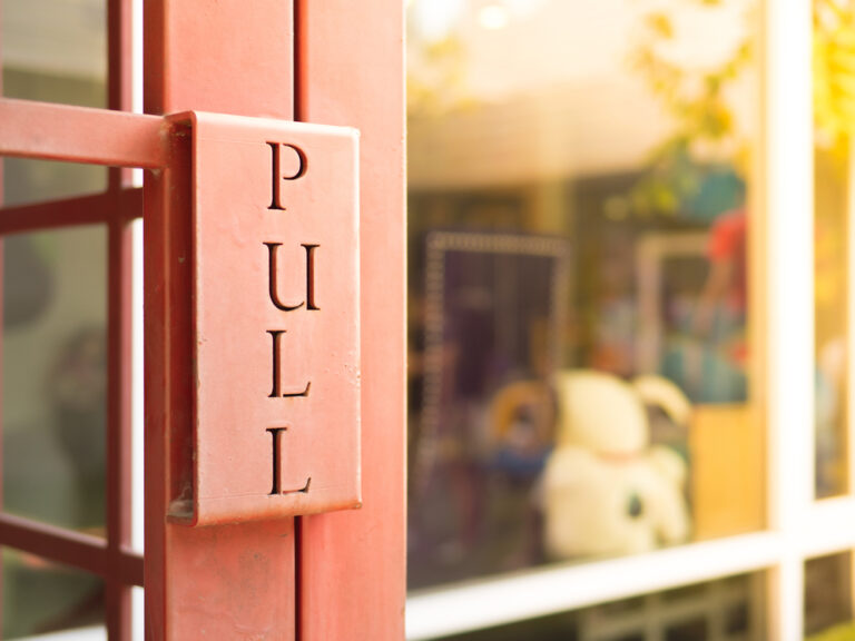 いくつ知ってる？ 「引く」以外の “pull” の用法7選 | DMM英会話ブログ