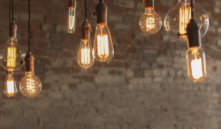 【主题单词】light 除了光还有其他意思！教你用 light 短语表达秒睡、真相大白 | Engoo 线上英语