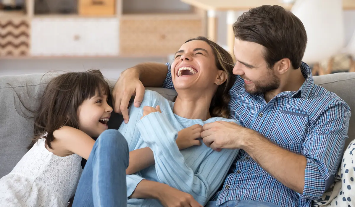 【用英语怎么说】"尬笑" 的英语是 smile 还是 laugh？笑的各种用法全解析！ | Engoo 线上英语