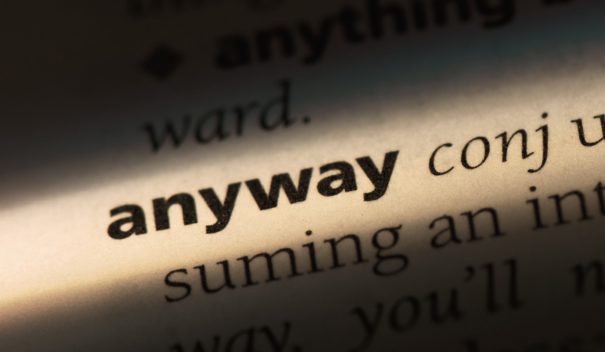 【易混淆字】是 "Anyway"、 "Anyways" 還是 "Any way"？正確用法、同義詞片語一次學！ | Engoo線上英文