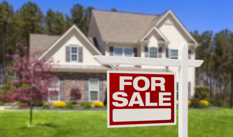 What's the Difference Between "For Sale" and "On Sale"? | Engoo Blog